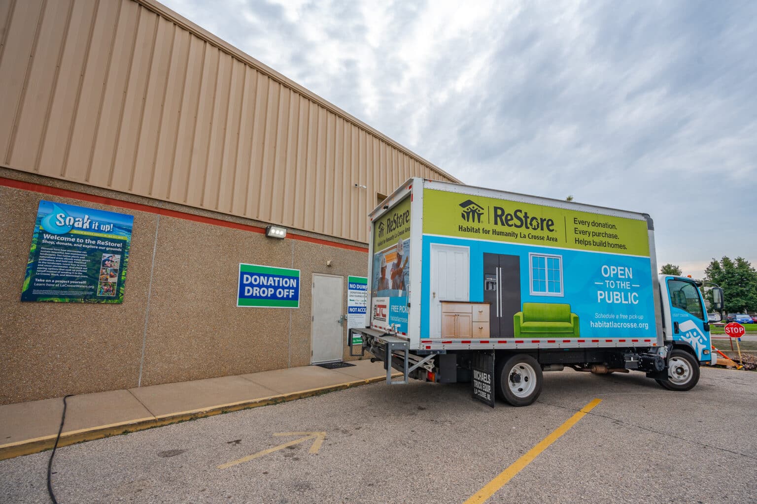 Habitat’s donation pickup service comes directly to you!